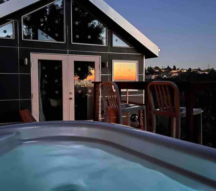 Hike-in Bay Views Cabin W Hottub - Oakland, CA