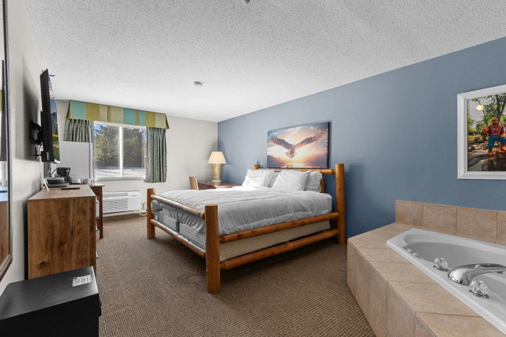 Nisswa Hotel & Suites  Cullen Lake Jacuzzi King - Nisswa, MN
