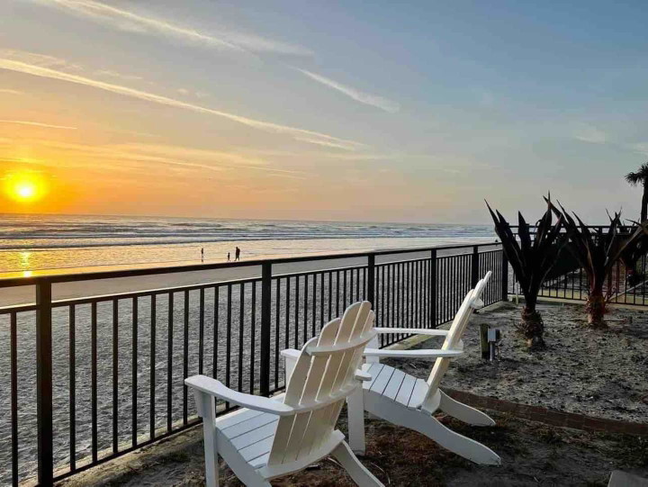 Friends & Family Beach Escape - Double Oceanview Studio Sleeps Up To 10 - Port Orange, FL