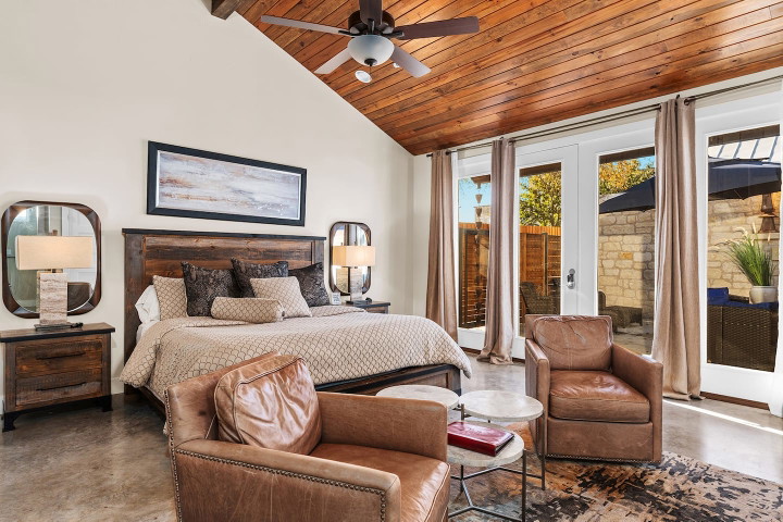 In Town Villas- Suite 3 (2 Bedrooms) | Private Hot Tub | Fireplace - Fredericksburg, TX