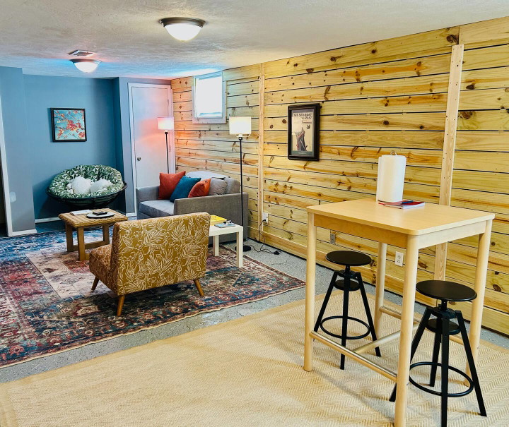 Cozy Eclectic Private Suite - Sioux Falls, SD