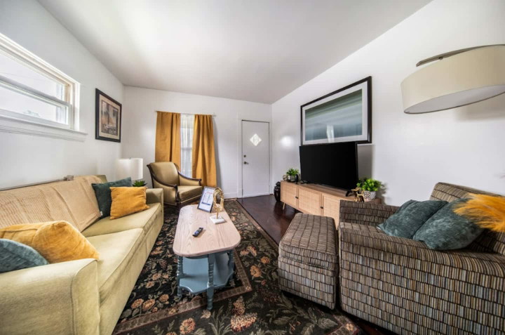 10 Min To University Circle | Central Location - Cleveland Heights, OH