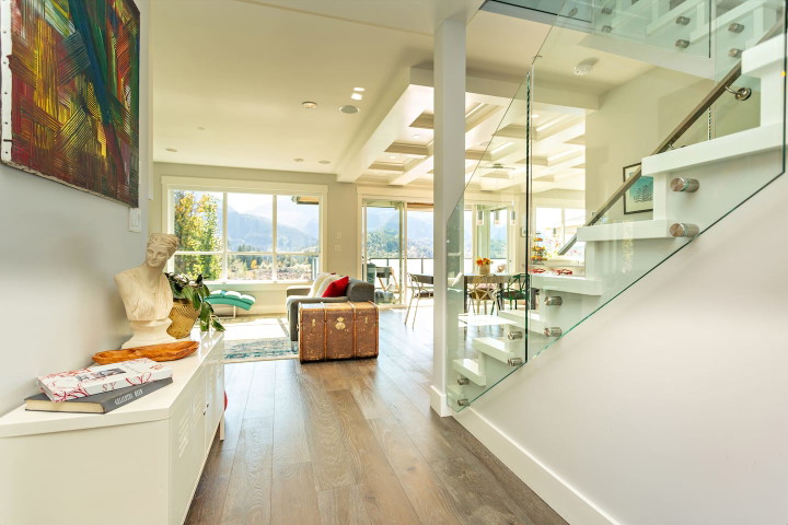 Mountain Serenity Meets Luxury - With A Pool - Squamish