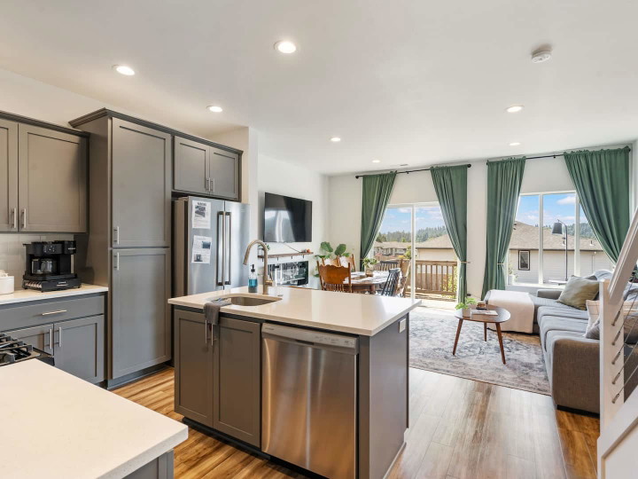 Family Friendly Townhome + Game Room + King Beds - Salem, OR