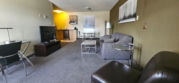 Hotel Suite Room In Cranbrook: One King Bed - Cranbrook