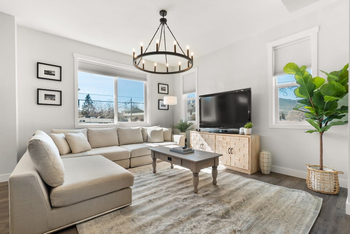 Romantic Modern 3 Bedroom Home Close To Beach & Shops - Penticton