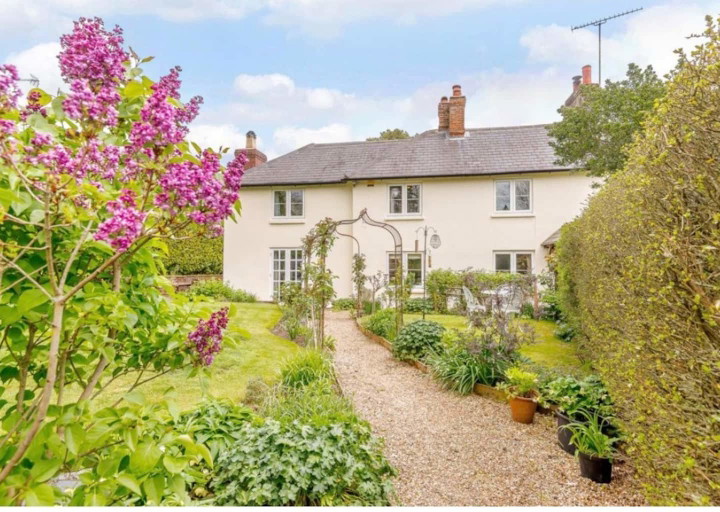 Cosy Countryside Cottage, Village Location - Alton, UK