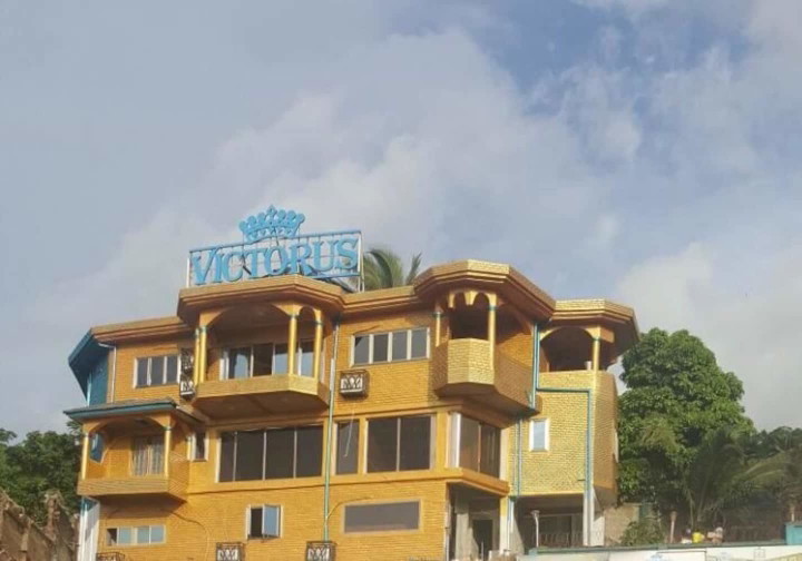 Fully Furnished 2 Bedroom/ Bright And Cosy - Freetown