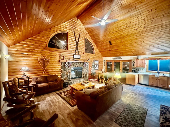 Crystal Mt Betsie River 4 Bedroom Golf/ski Home. - Thompsonville, MI