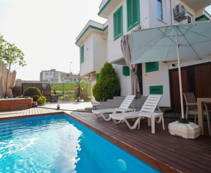 Villa With Green Shutters And Garden - Bursa