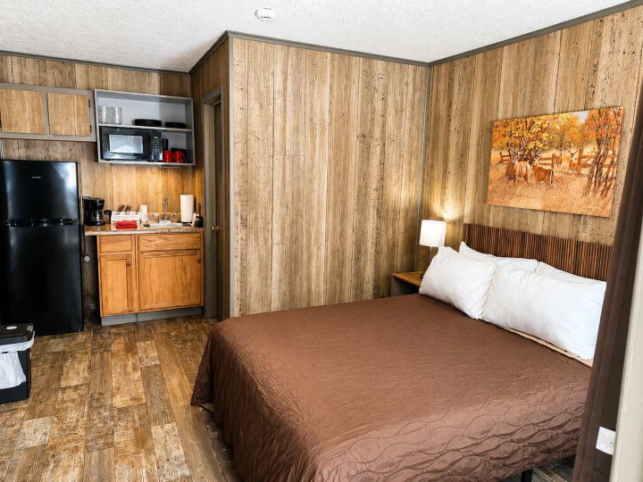 Pet Friendly Room 24-1 Queen Suite-woodland Motor - Grayling, MI