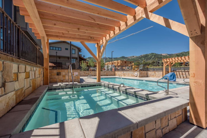 Blackstone 2br, Walk To Skiing, Pool Hot Tub & Gym - Snowbird, UT