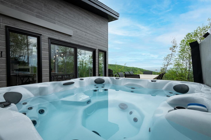 Panoramique 156: Hot Tub, Views, Group Chalet - Charlevoix