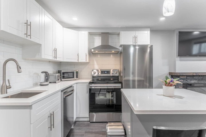 Stylish Basement Suite Near Everything | Sleeps 2 - Yellowknife