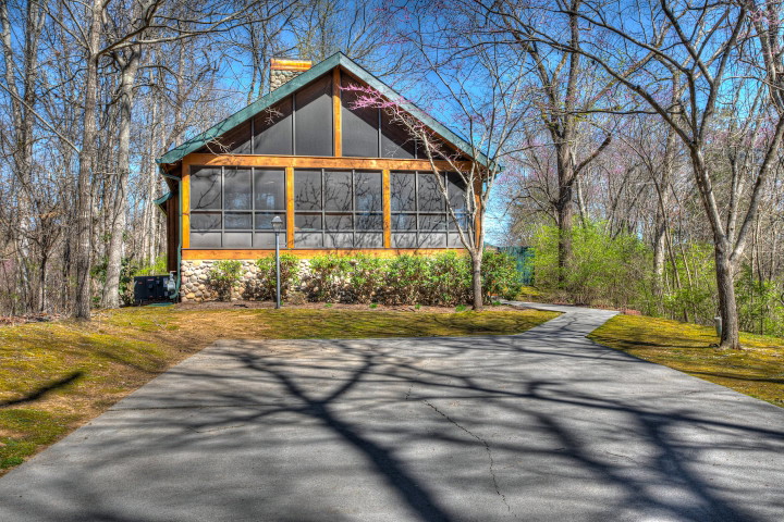 Red Leaf Lodge Log Cabin Hot Tub & Flat Parking - Sevierville, TN