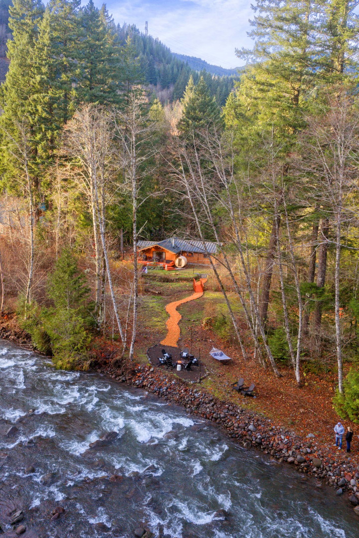 Riverfront Log Cabin · Hot Tub, Sauna, Whisky Barn - Oregon