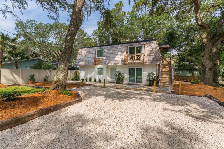 Top Floor Renovated Cottage By King & Prince Beach - Jekyll Island, GA
