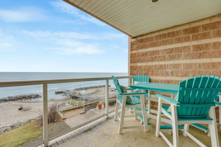 Lakefront Condo, Balcony, Pool, Beach, Wineries - Geneva, OH