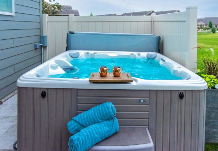 Couples Escape: Hottub+coffee & Breakfast Options - Sioux Falls, SD