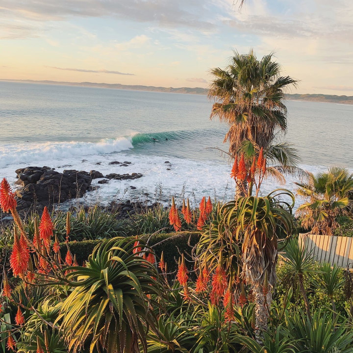 Whale Bay Surf Bach + Spa - Absolute Waterfront - Raglan