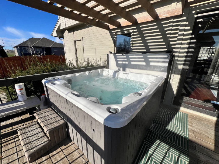 Spacious With Style 5br Home, Hot Tub & Games! - Omaha, NE