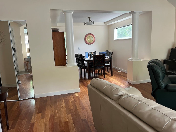 Beautiful  Hw Flooring Room With Ensuite Bathroom - Coquitlam
