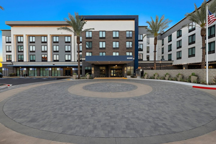 Near Ontario Airport + Free Breakfast, Pool & Bar - Ontario, CA