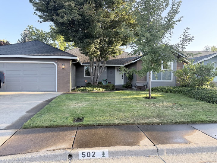 Peaceful 2br W/ Private Backyard & Covered Patio - Medford, OR
