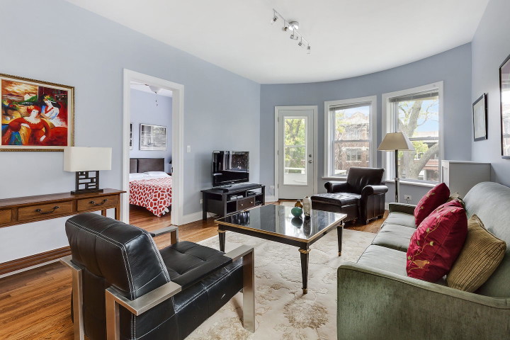 Lux, Spacious, Bright, Near Loyola-beach & Subway - Chicago, IL