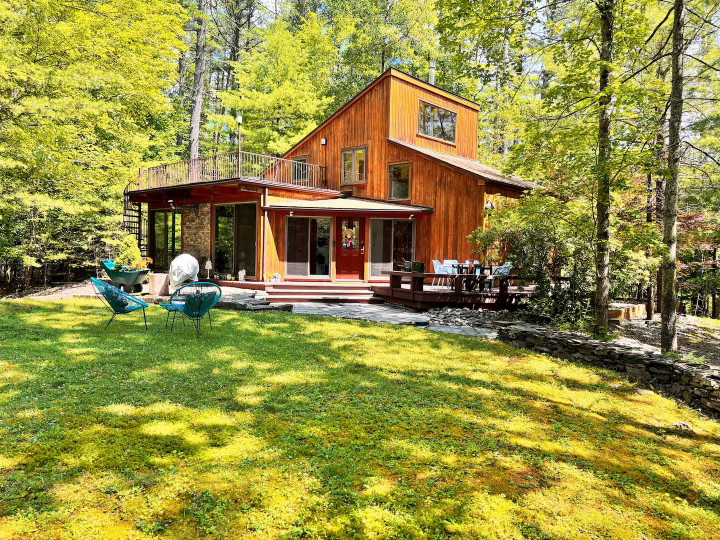 Modern Escape Sauna Firepit Near Woodstock - Woodstock, NY