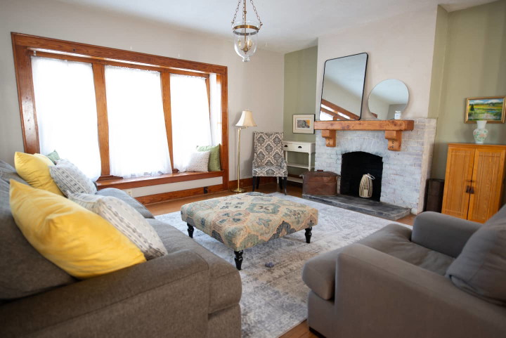 Roomy Downtown Home With Off-street Parking - 트로이