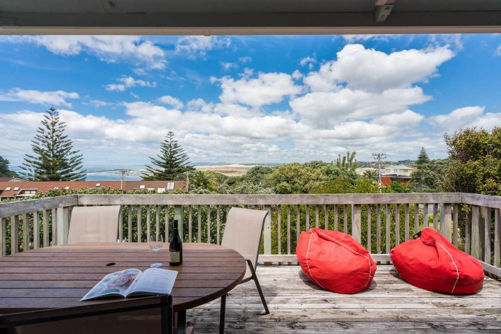 Jandals Bach - Original Kiwi Bach With Fantastic Views And Short Walk To Estuary And Surf Beach. - Mangawhai