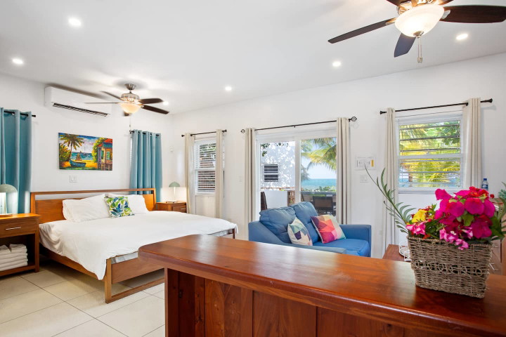 Oceanview Bungalow: Beachfront: Placencia Village - Placencia