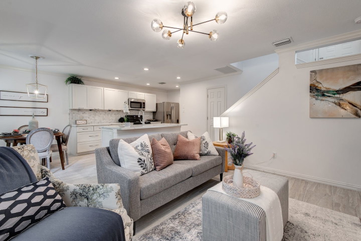 Charming Townhome, 3 Beds, 2.1 Baths, 2 Car Garage - The Woodlands, TX
