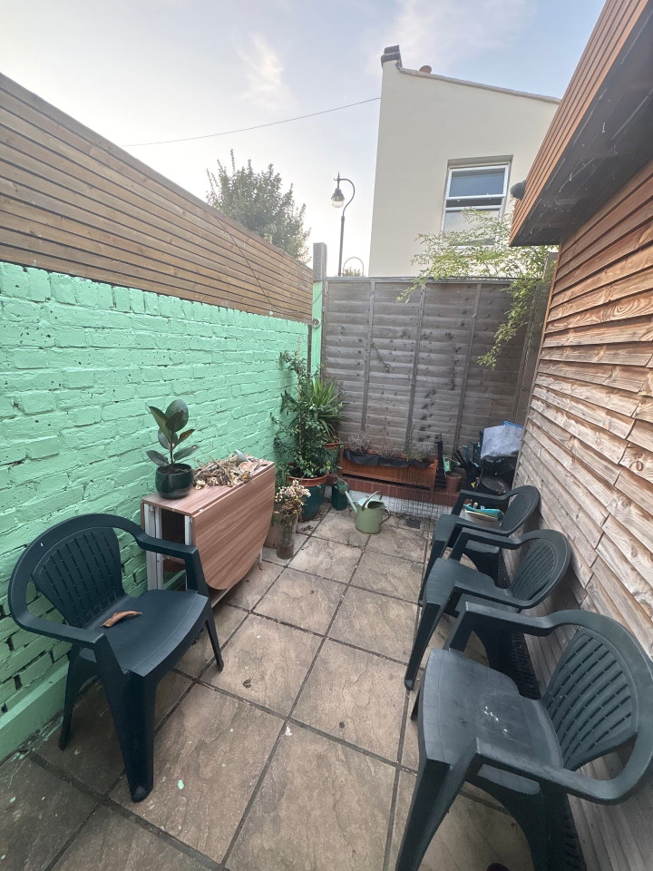 A Tiny Shed House, Very Cottage Core In Peckham - London