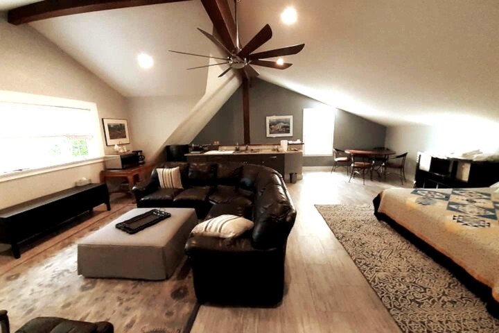 Couples Carriage House Studio, 1 Block To Beach - Boyne City, MI