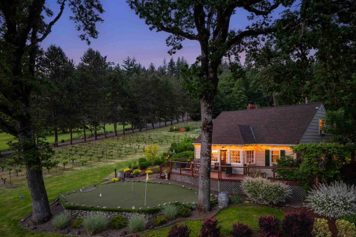 Magnificent West Linn Escape On Two Acres, Golf, - Oregon City, OR