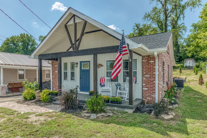 Charming Americana Cottage In The Heart Of Bristol - Bristol, TN