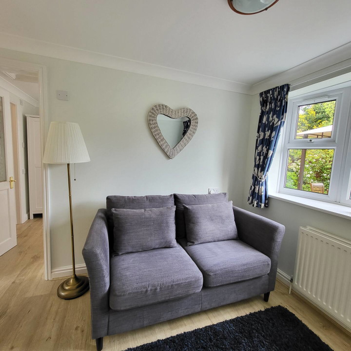 Cheerful, Cosy, One Bed Home With Patio & Parking! - Highclere