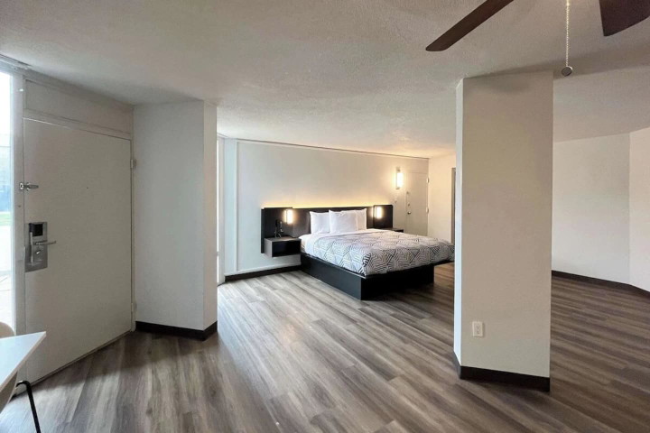 King Bed Room | 3.4 Mi From Pecan Acres Park - Nacogdoches, TX