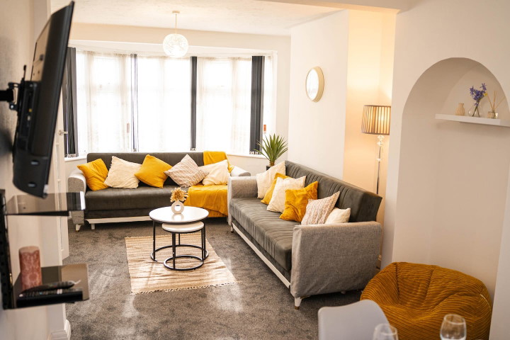 Bright 3-br Home Near Coventry Station | Sleeps 7 - Coventry