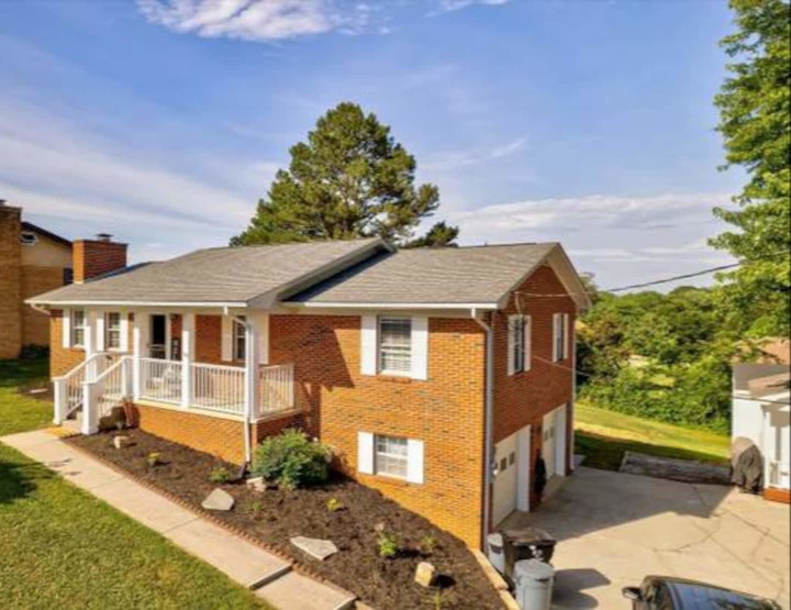 Gateway To The Smoky Mountains. 4 Bedroom Home. - Maryville, TN