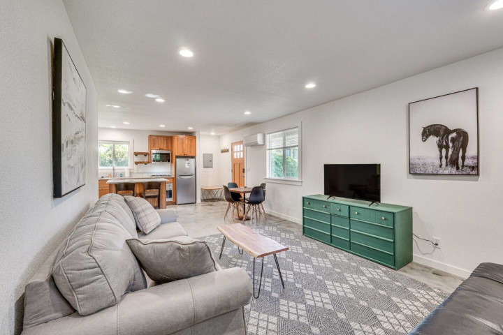 Grants Pass Retreat Across From Riverside Park! - Grants Pass, OR