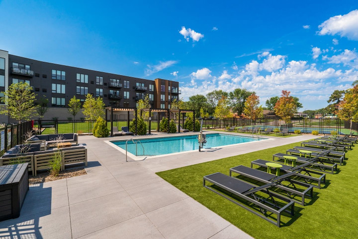 River Front Luxury 2 Bedroom Suite With Pool View! - Maple Grove, MN