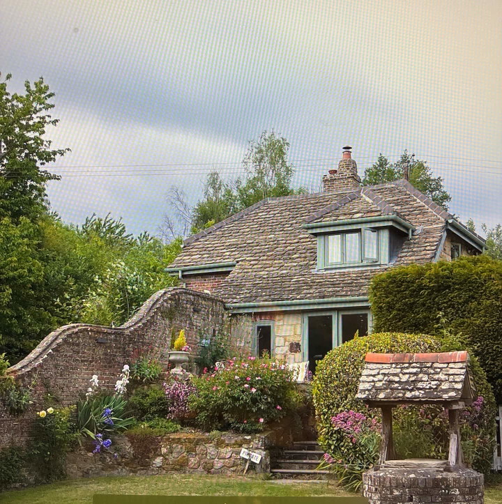 Historical Cottage, Gardens, Moat And Ruins. - Horsham, UK