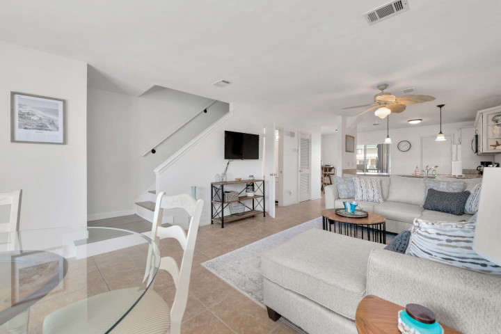 Spacious Condo W/pool, 3-min Walk To The Beach - Miramar Beach, FL