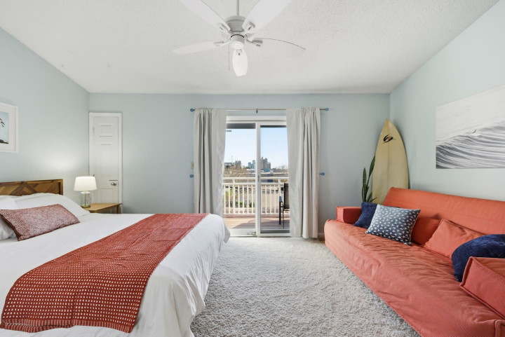 Cozy End-unit Condo In The Heart Of Vibe District - Virginia Beach, VA
