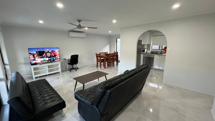 Renovated House ,3bed Master With A/c,free Parking - Logan City