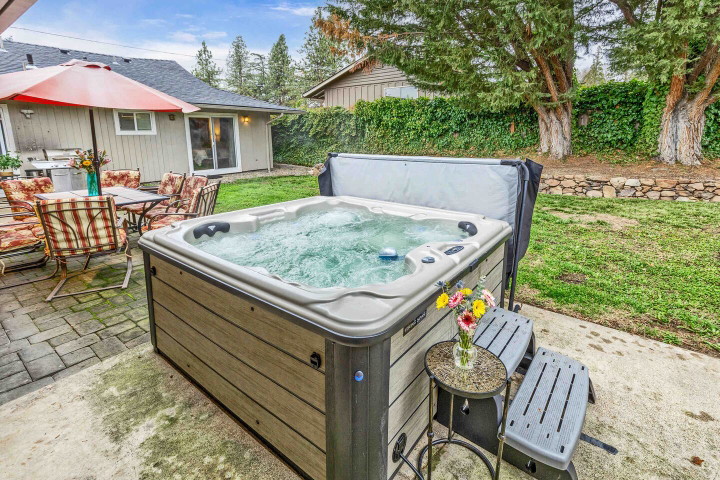 Beautiful Home With Hot Tub, King Beds, Sleeps 8! - Medford, OR
