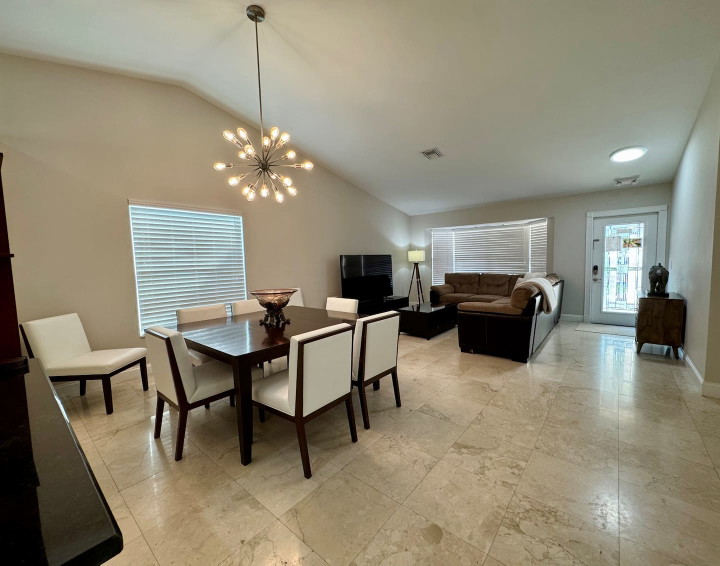 Renovated House W/ Saltwater Pool & Huge Backyard - Coral Springs, FL